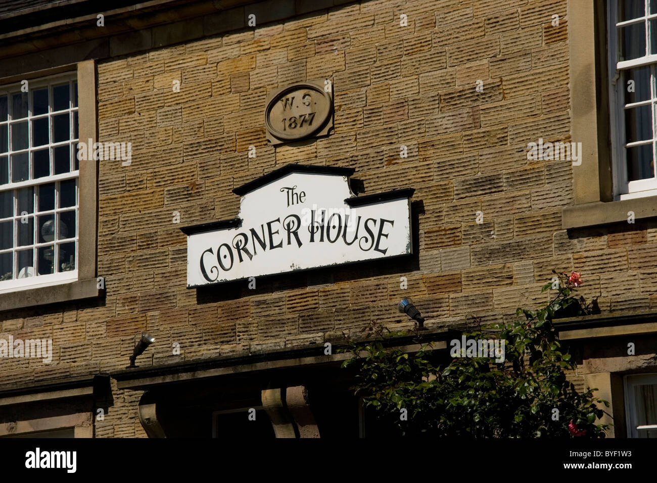 Corner House on in Hartington village square in Derbyshire Stock Photo ...