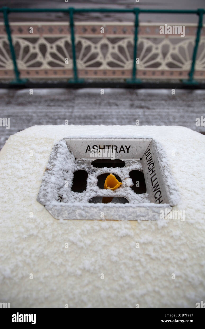 Ashtray sign hi-res stock photography and images - Alamy