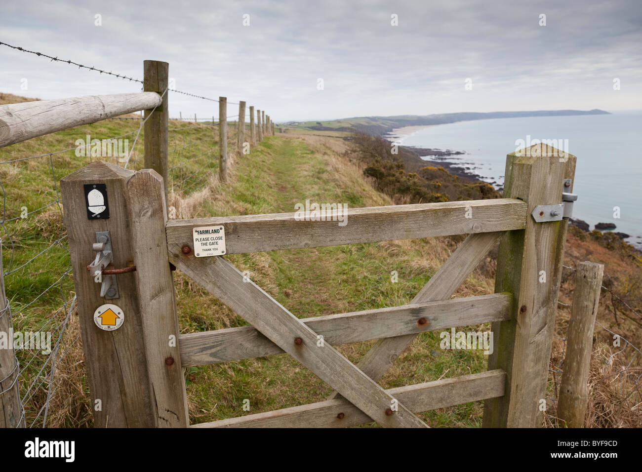 Wooden gate path pathway hi-res stock photography and images - Alamy