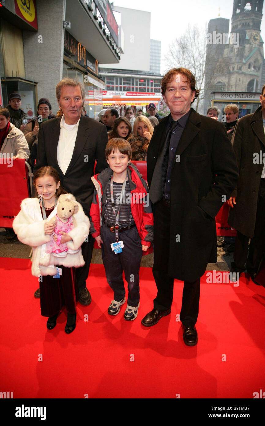 Rhiannon Leigh Wryn, Robert Shaye, Chris O'Neil and Timothy Hutton 57th ...
