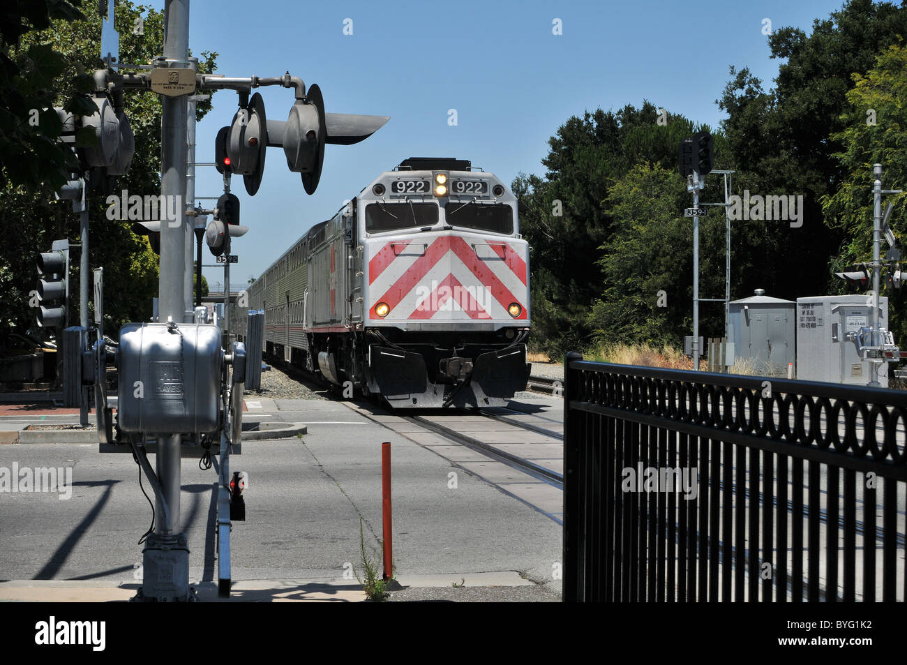 Caltrain loco 922 southbound from San Francisco arriving at Mountain ...
