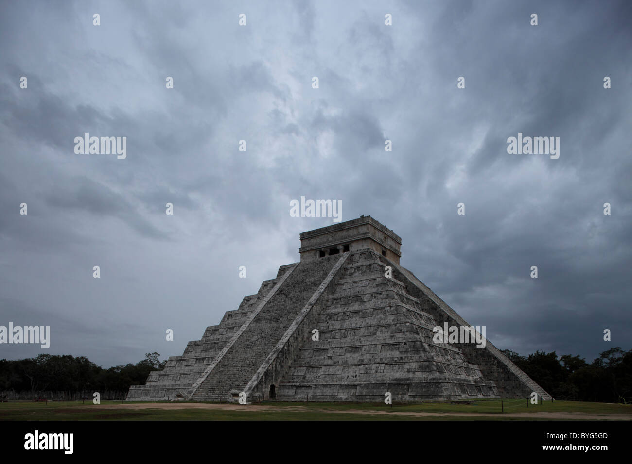 THE CASTLE, MAYAN RUINS AT CHICHEN ITZA, MEXICO Stock Photo - Alamy