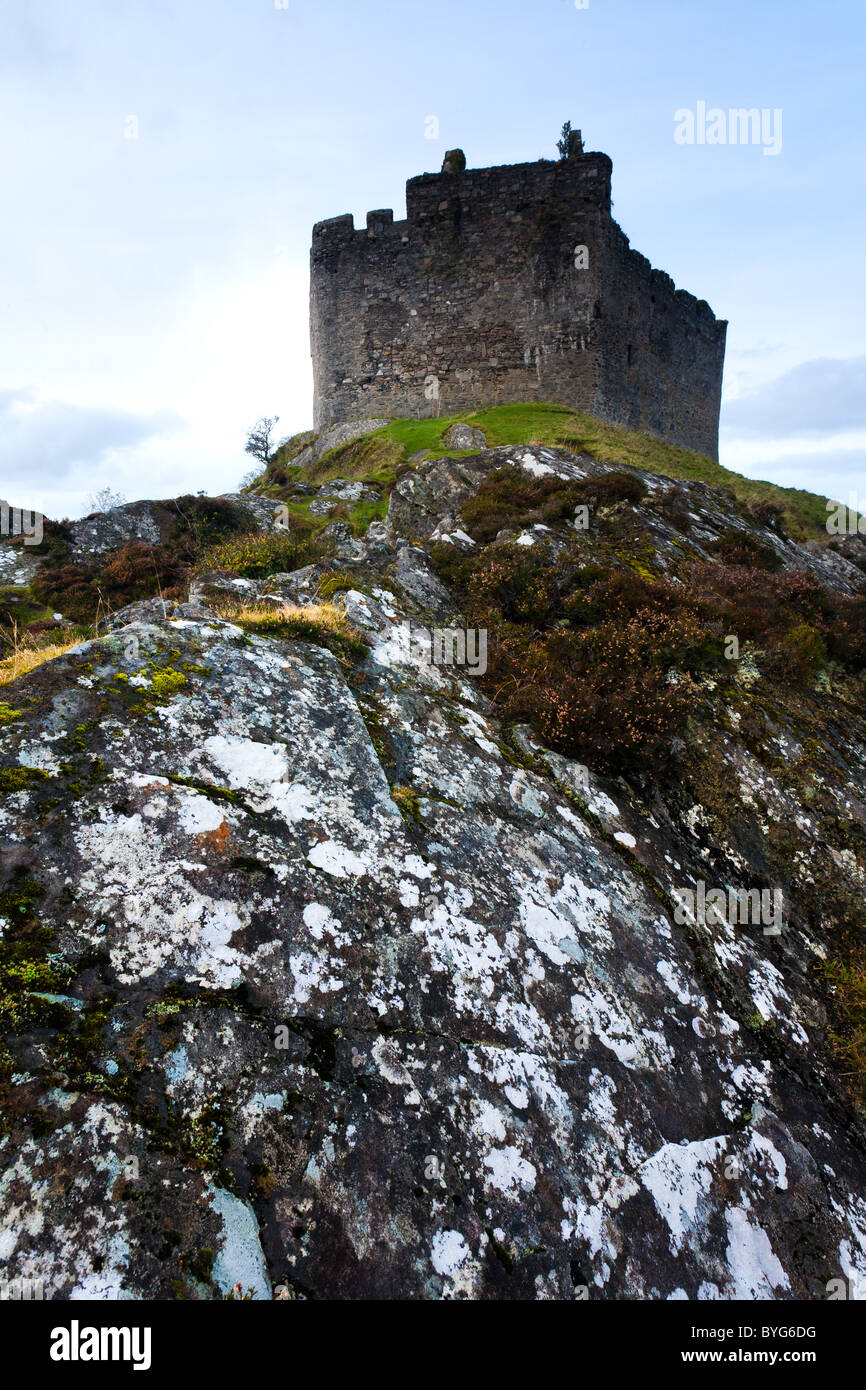 The lofty Castle Tioram stands high and dry at the entrance to Loch ...