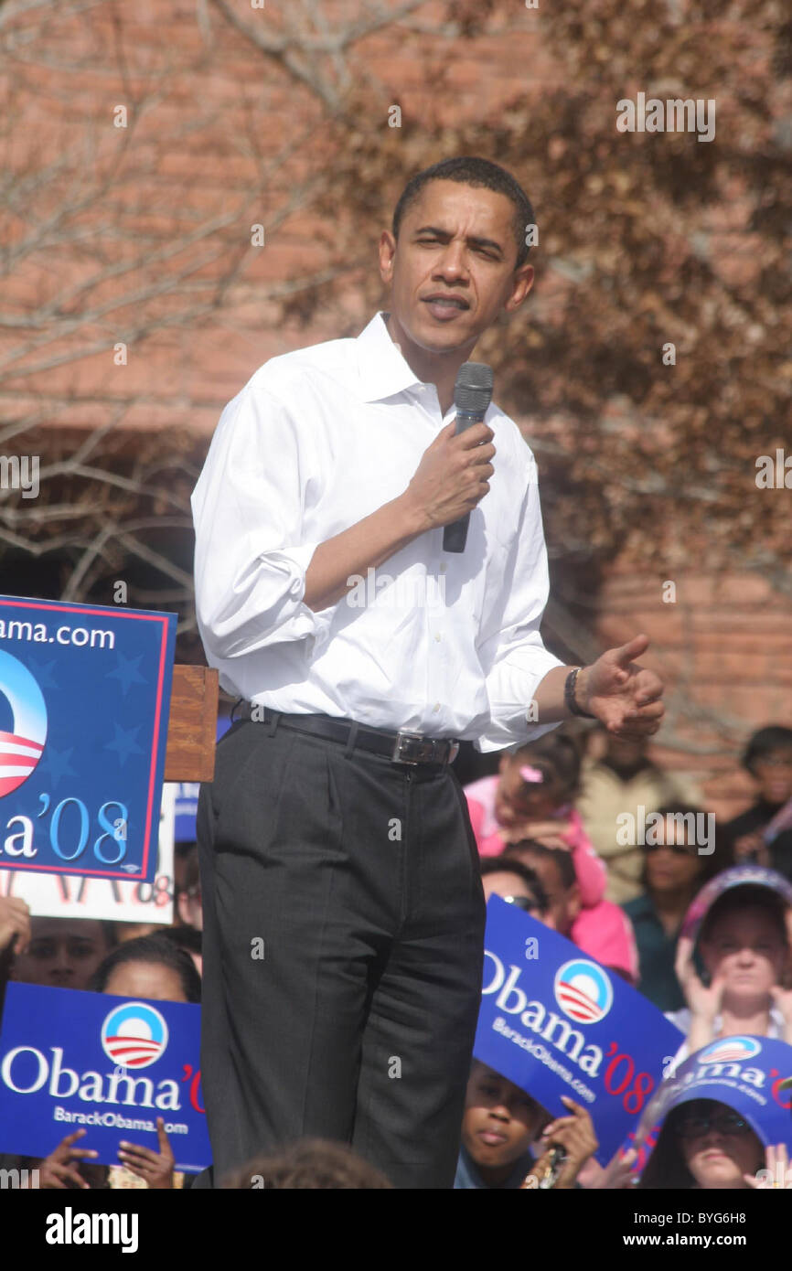 U.S. Senator Barack Obama speaks at the Obama 2008 Presidential ...