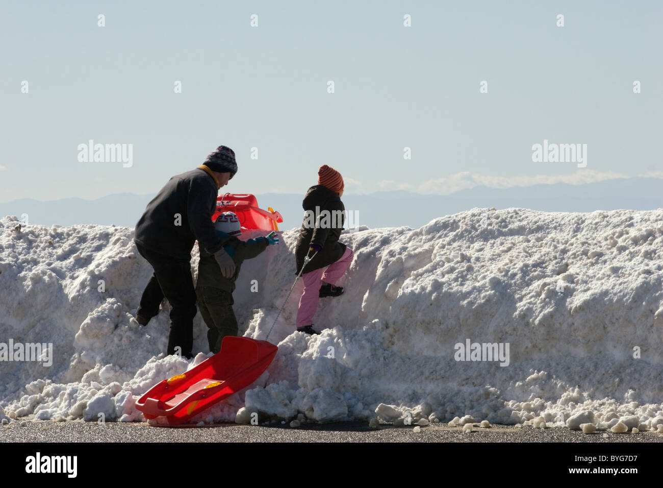 Father son play in snow hi-res stock photography and images - Alamy