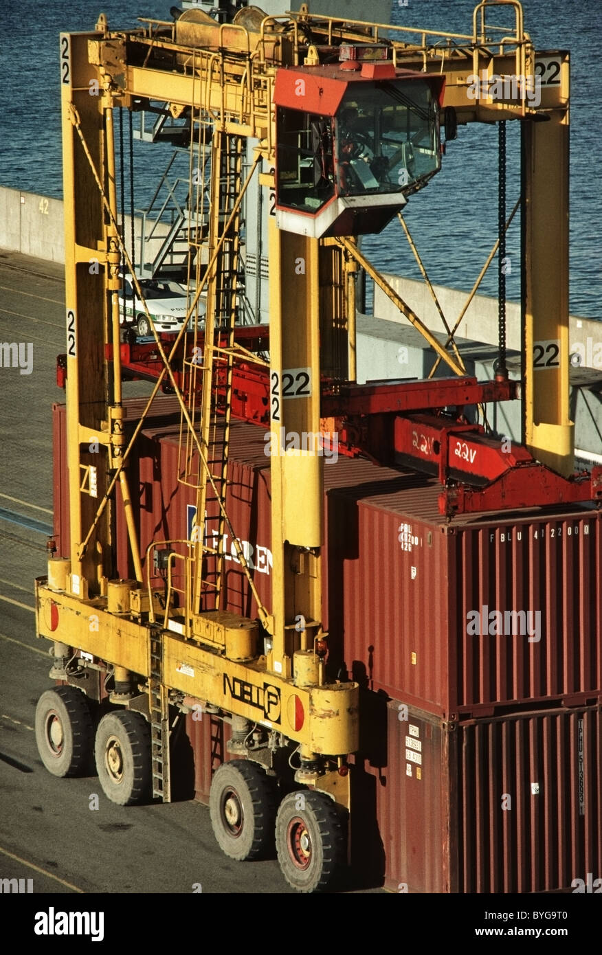 Straddle carrier hi-res stock photography and images - Alamy