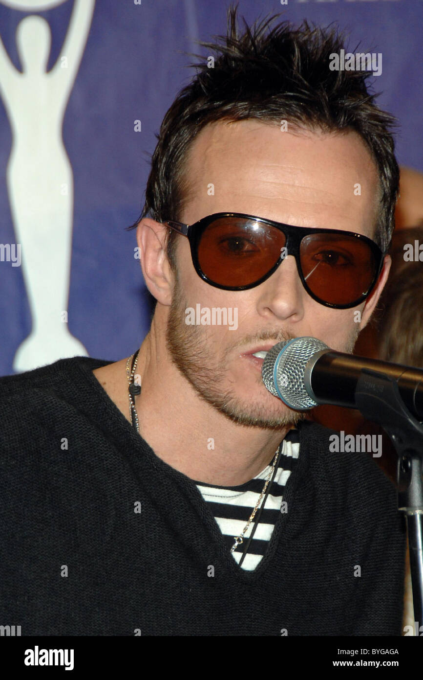 Scott Weiland of Velvet Revolver Rock & Roll Hall of Fame Induction ...