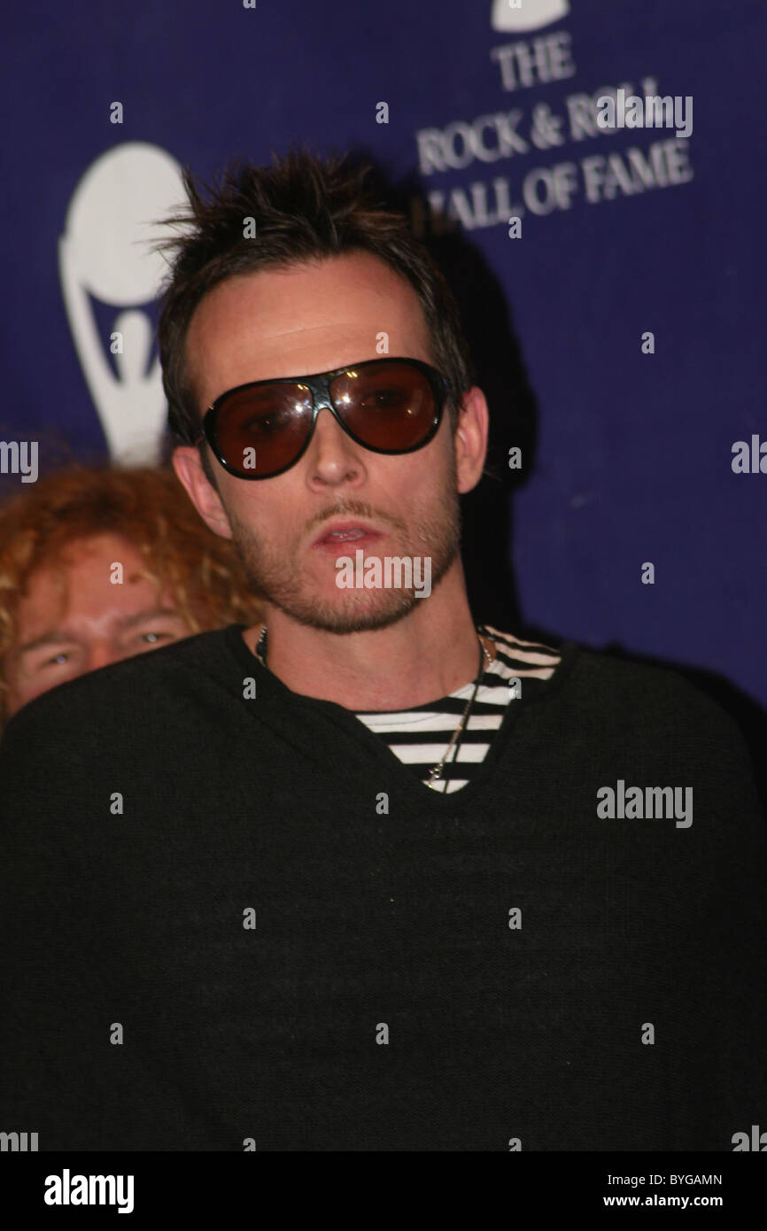 Scott Weiland of Velvet Revolver Rock & Roll Hall of Fame Induction ...