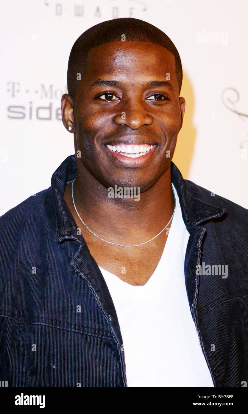 Deonce T-Mobile Debuts the Newest Limited Edition Sidekick 3 'D- Wade ...