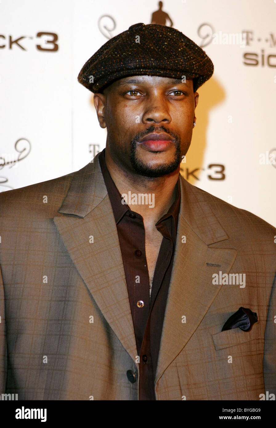 Dwayne Adway T-Mobile Debuts the Newest Limited Edition Sidekick 3 'D ...