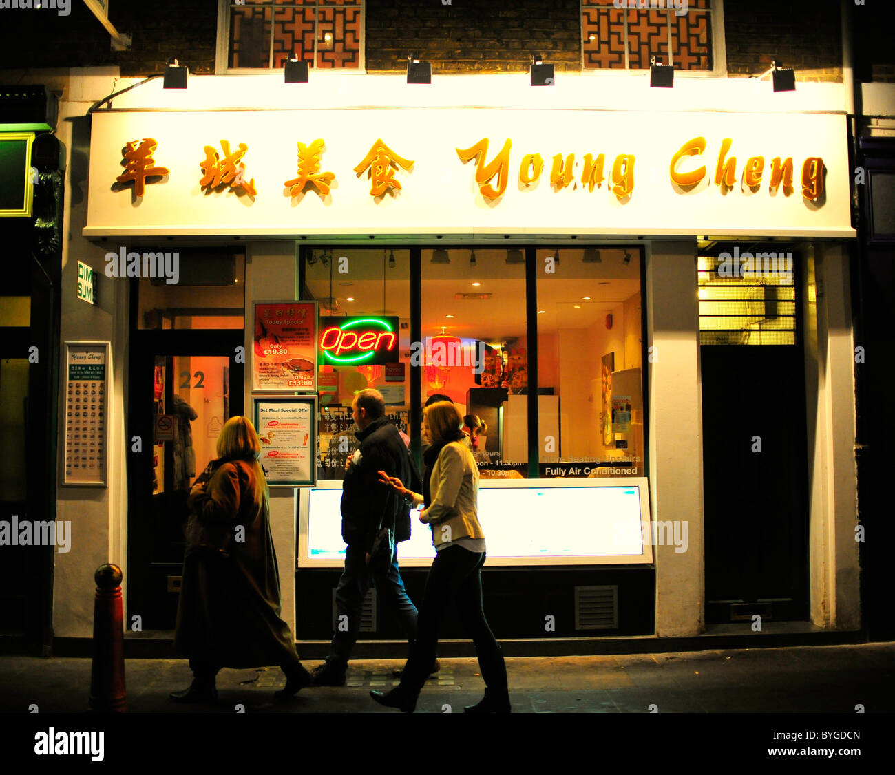People outside Young Cheng Chinese Restaurant in Chinatown, London Stock Photo - Alamy