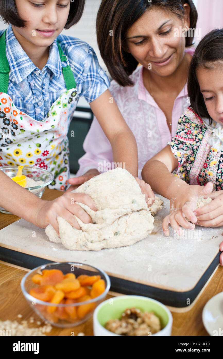 Mother daughters bake in kitchen hi-res stock photography and images ...