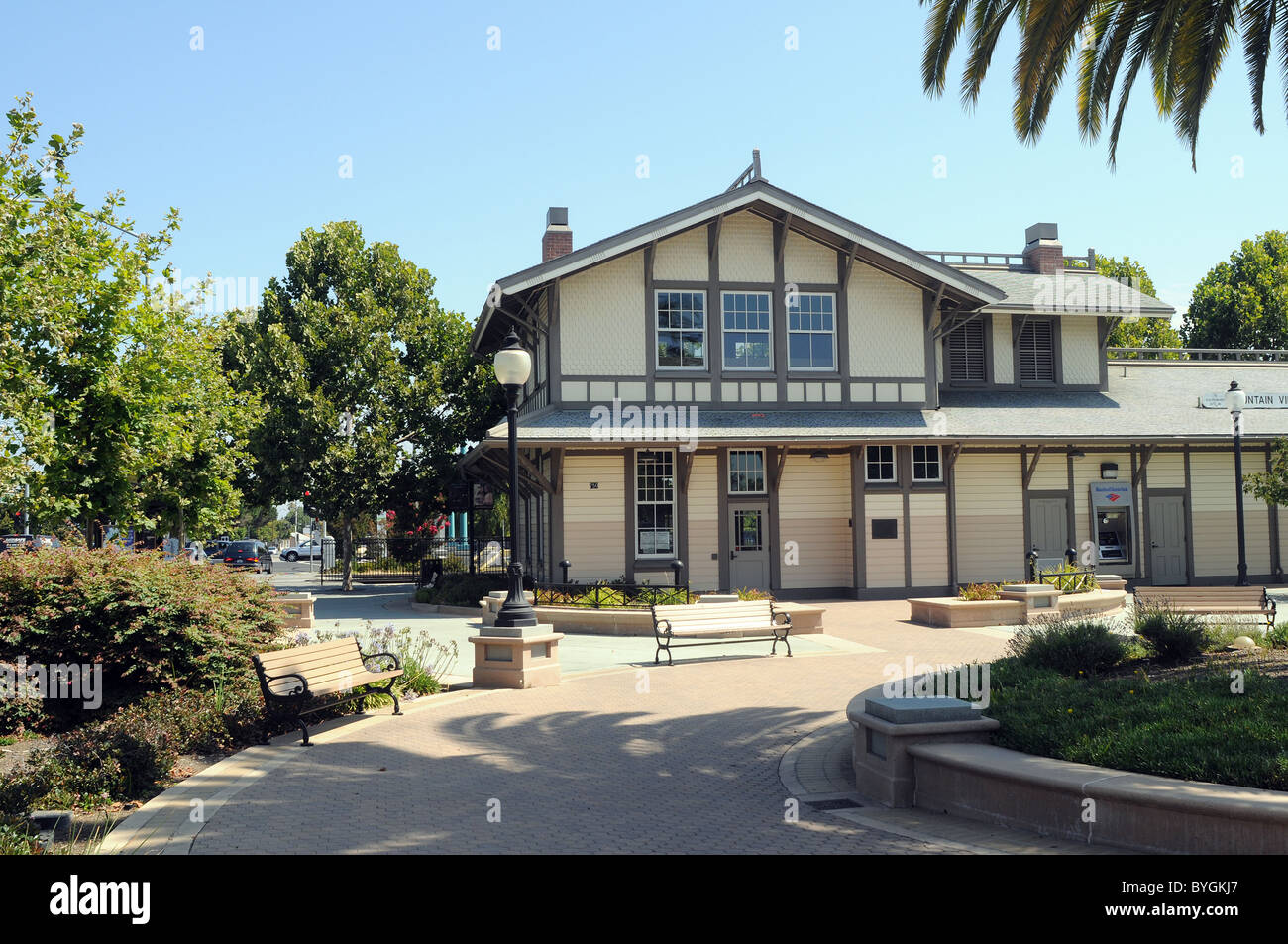 Station building at Mountain View Caltrain railroad station Stock Photo ...