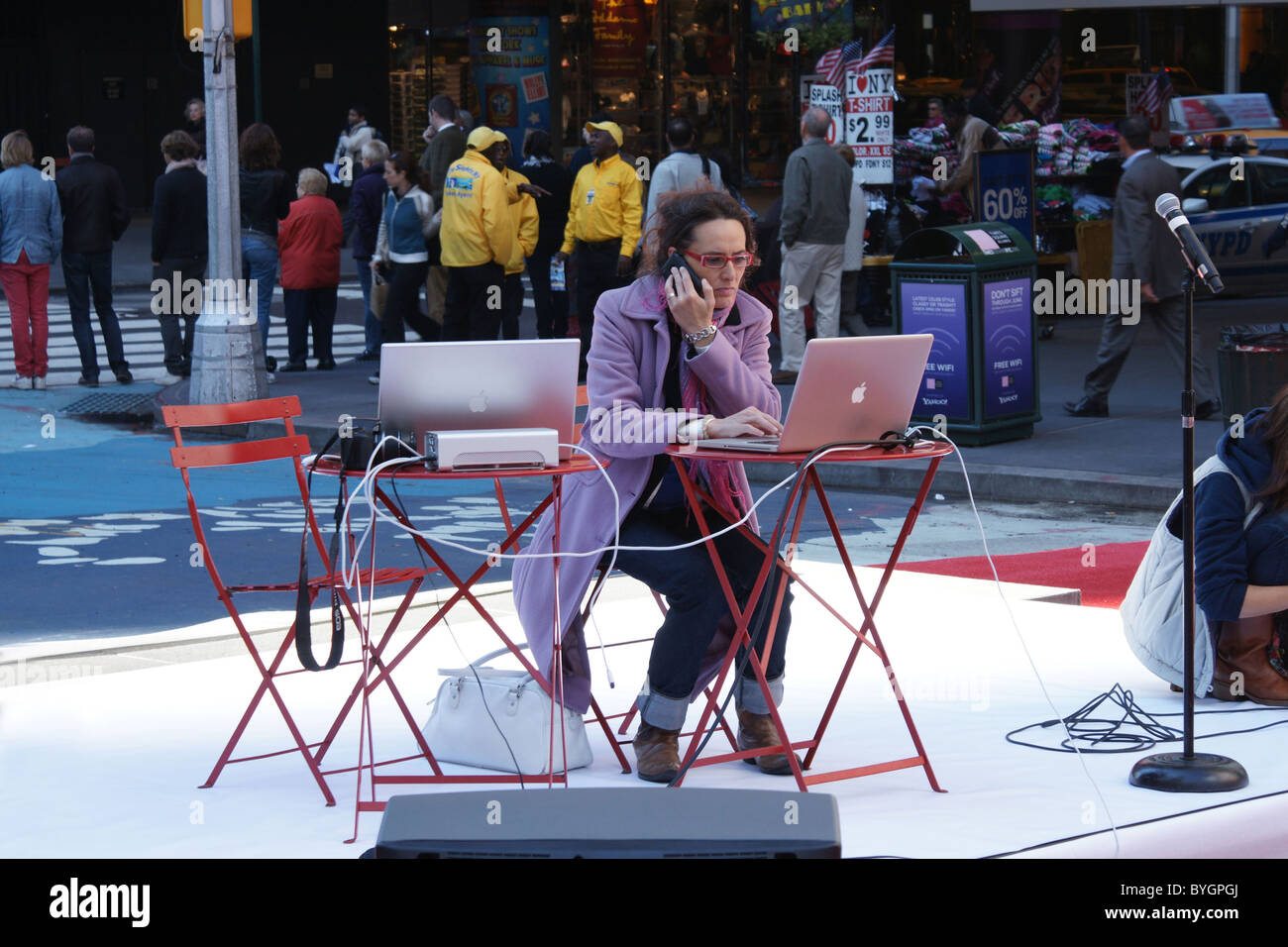 An Apple Mac in Times Square Stock Photo - Alamy