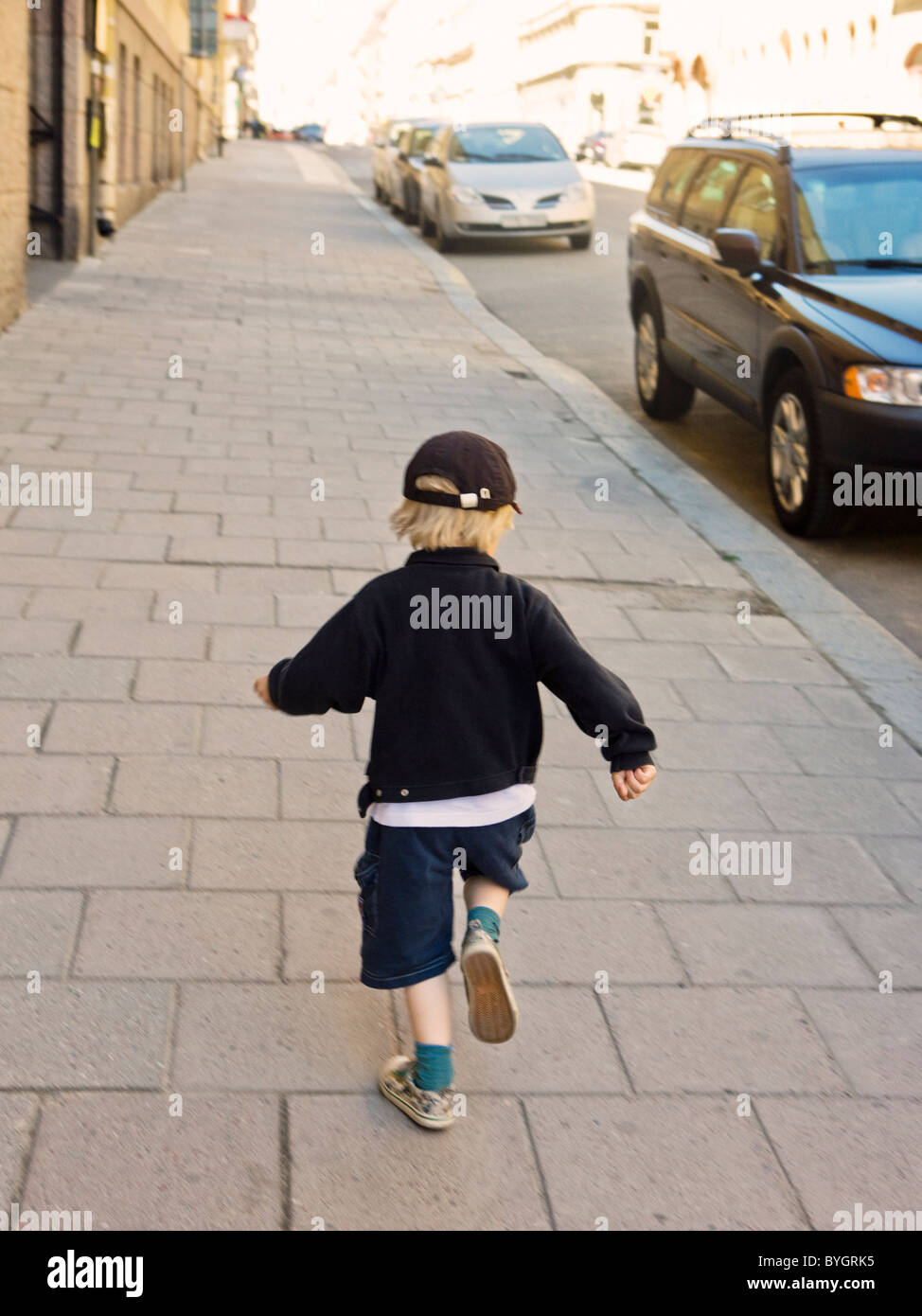 Children running down street hi-res stock photography and images - Alamy