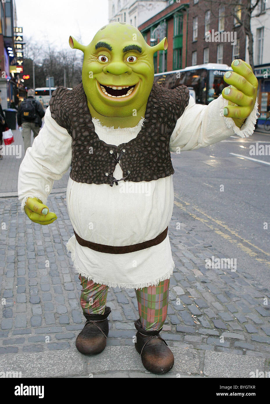 Shrek Shrek is given a golden key to the city by the Lord Mayor of ...