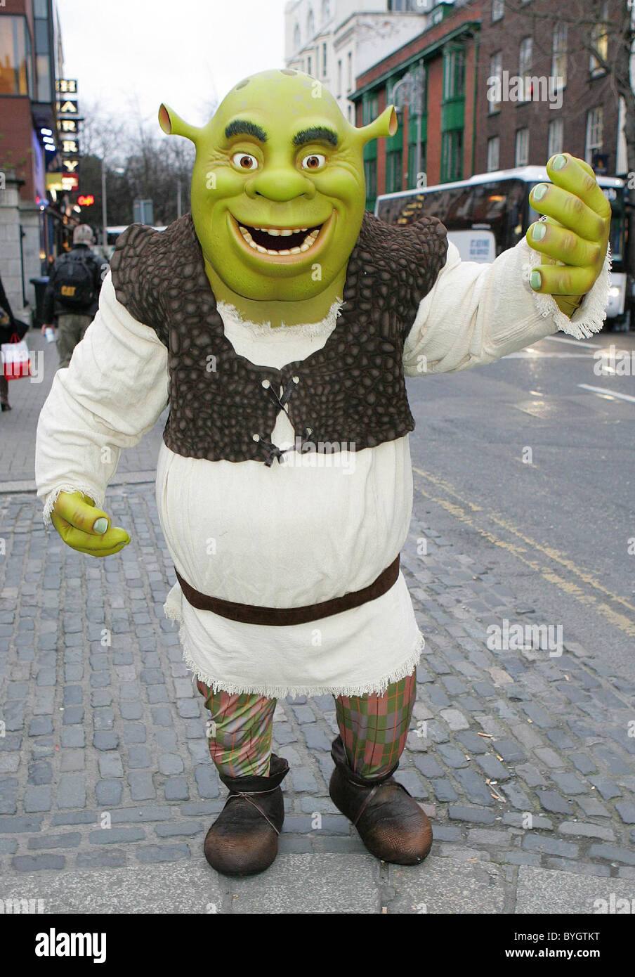 Shrek Shrek is given a golden key to the city by the Lord Mayor of ...