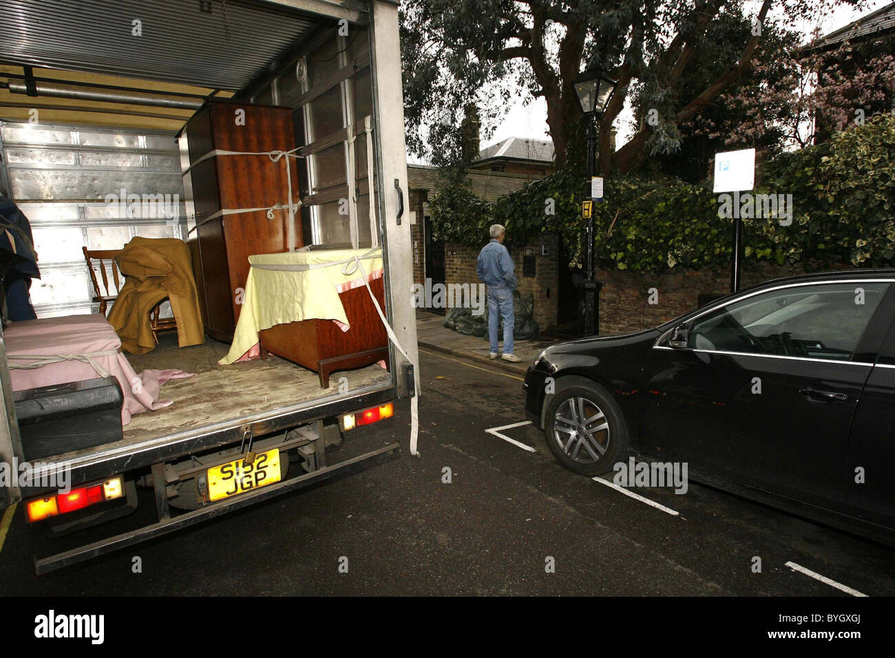 Pete Doherty arranges to have his furniture moved into the house owned ...