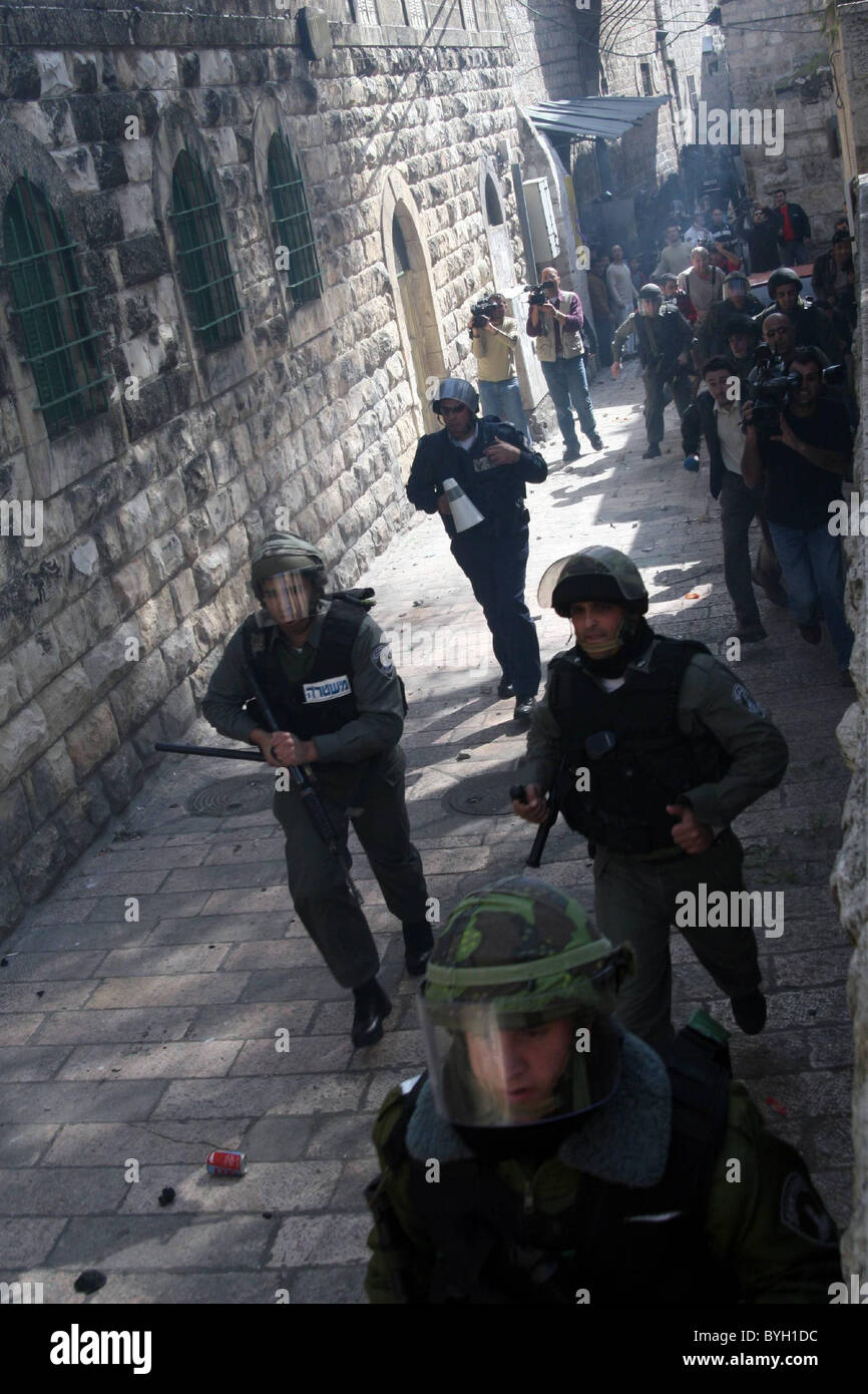 Police run after stone throwing Arab youth in the narrow alleys of the ...