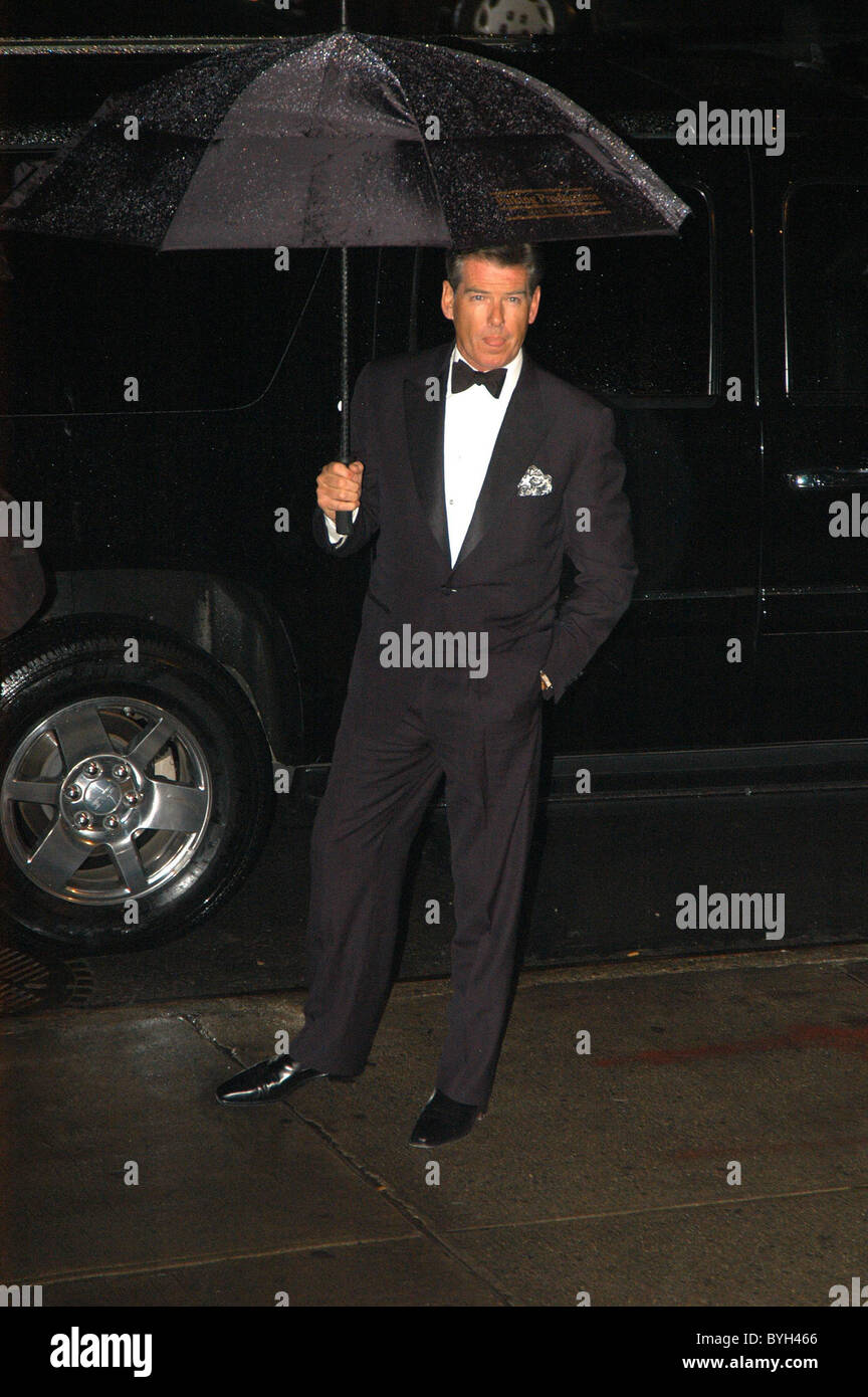 Pierce brosnan sir elton johns hi-res stock photography and images - Alamy