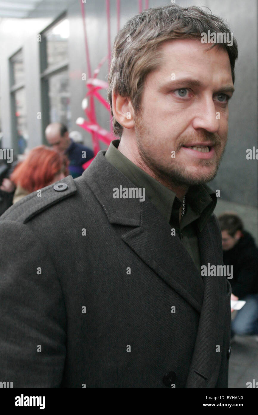 Gerard Butler walking to his hotel Berlin, Germany - 14.02.07 Stock ...