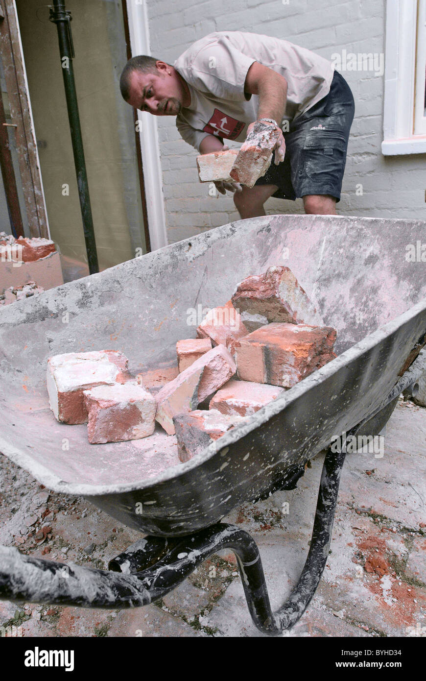 Men loading bricks hi-res stock photography and images - Alamy