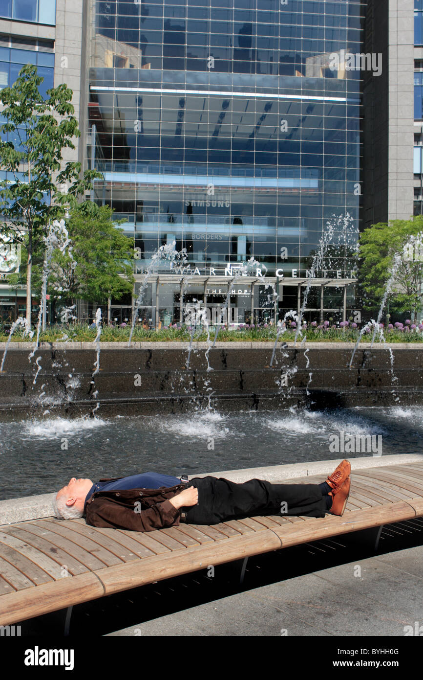 Man resting on bench new york Stock Photo - Alamy