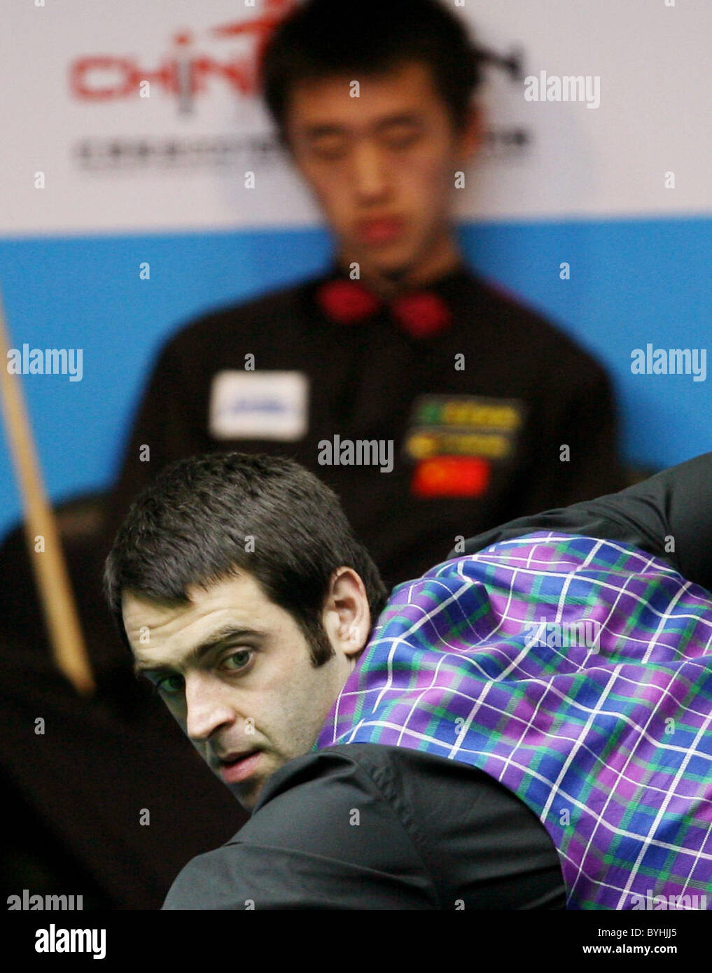 Chinese player Liu Chuang and Ronnie O'Sullivan compete in the 2007 ...