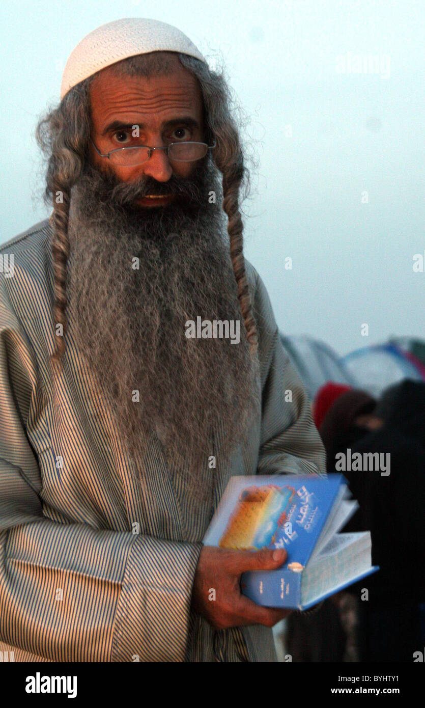 Praying and dancing as the Shabath arrives Thousands of young people ...