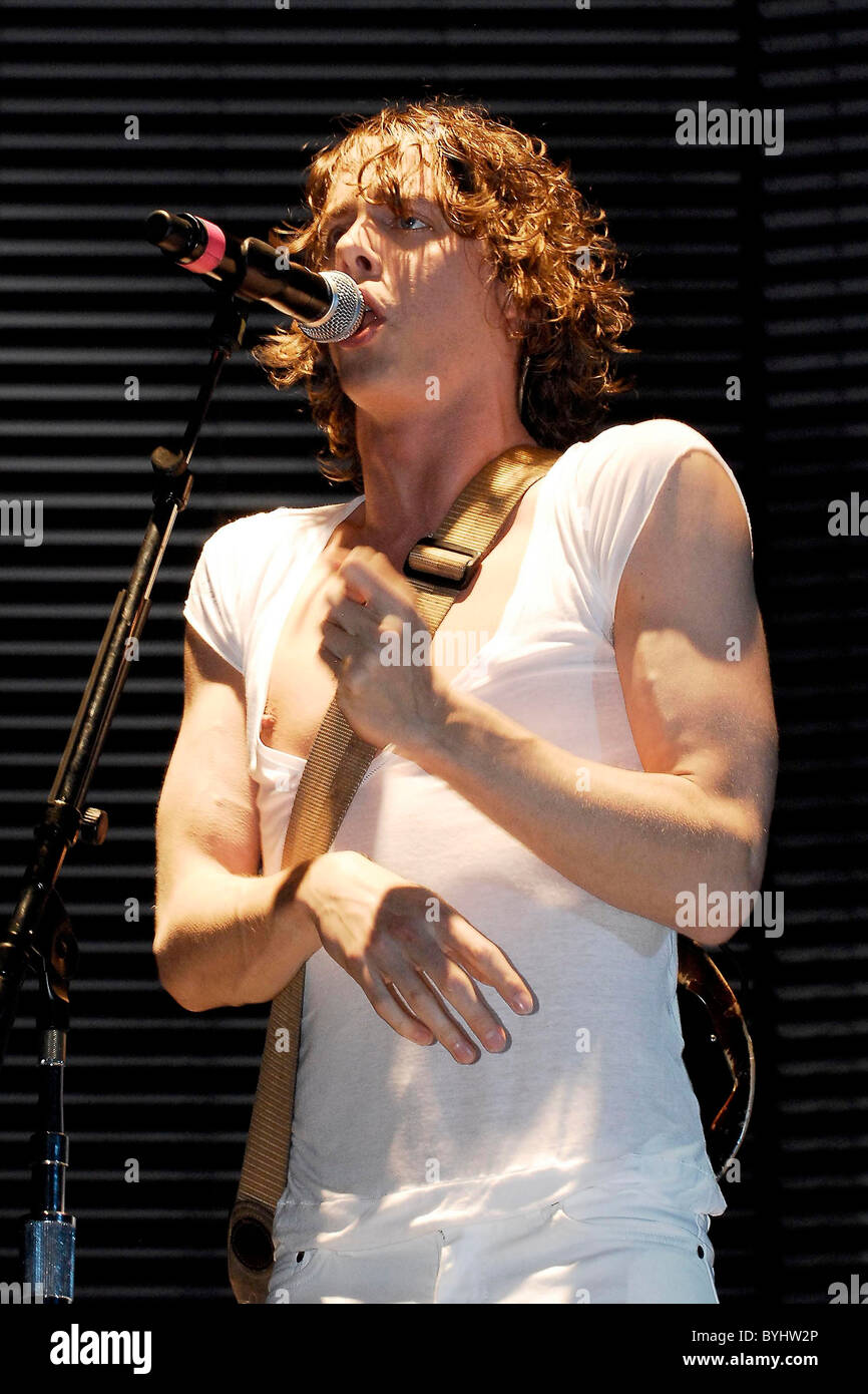 Razorlight in concert london hi-res stock photography and images - Alamy