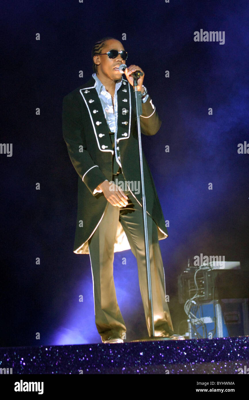 Lemar performing live in concert at the Carling Hammersmith Apollo ...