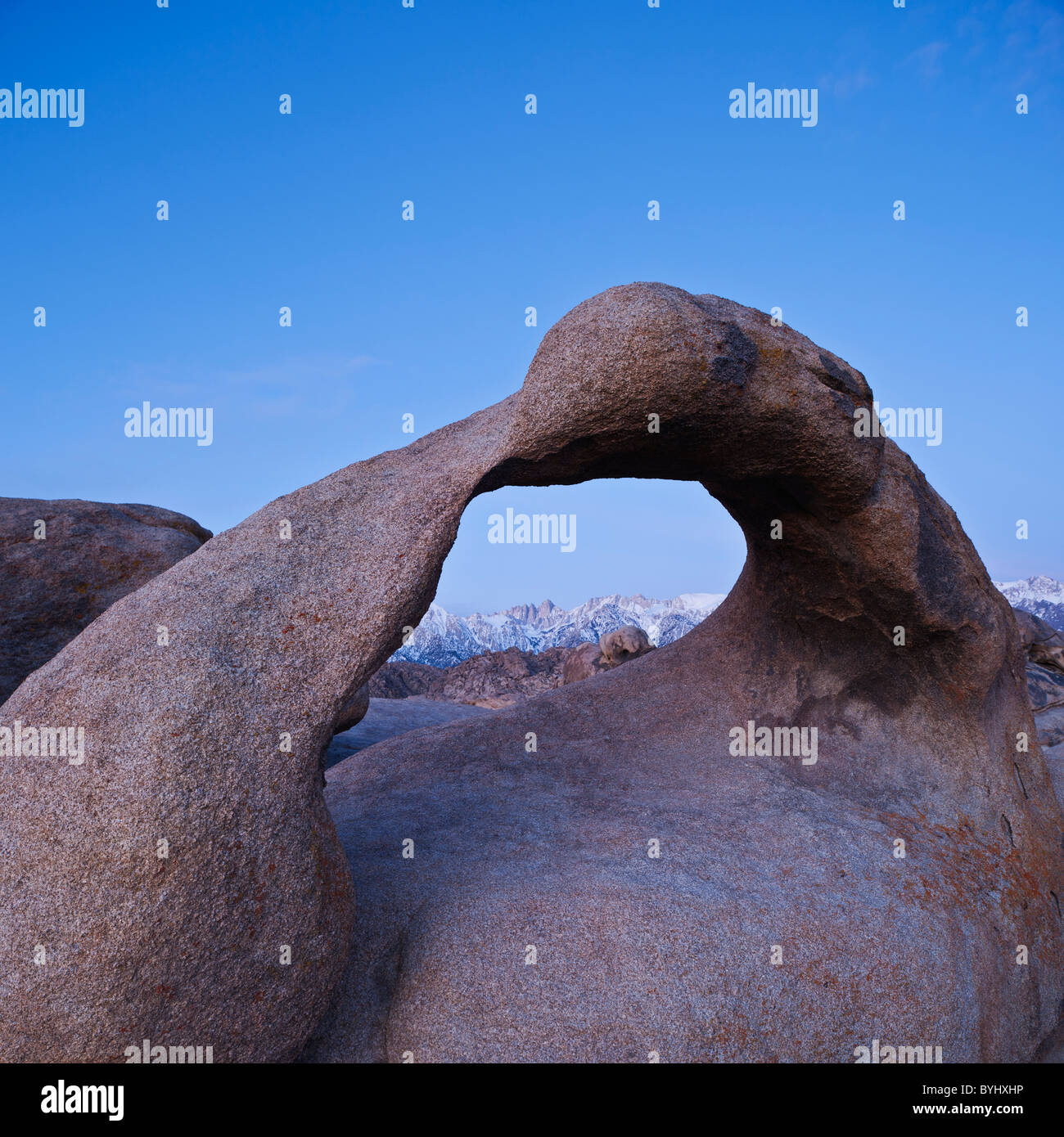 Mobius Arch stone arch in the Alabama Hills with Sierra Nevada ...