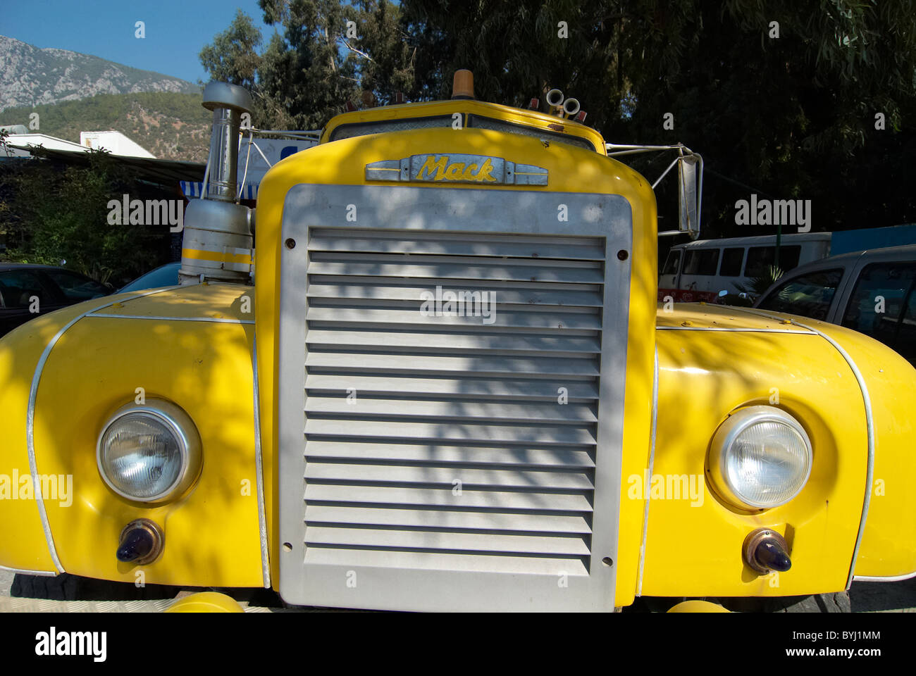 Classic mack truck hi-res stock photography and images - Alamy