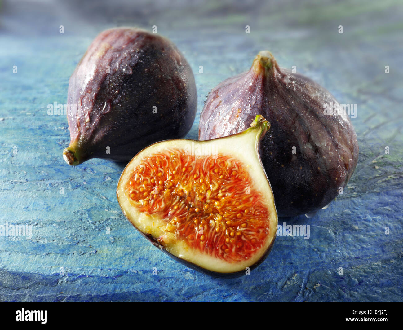 Fresh whole & cut figs Stock Photo - Alamy