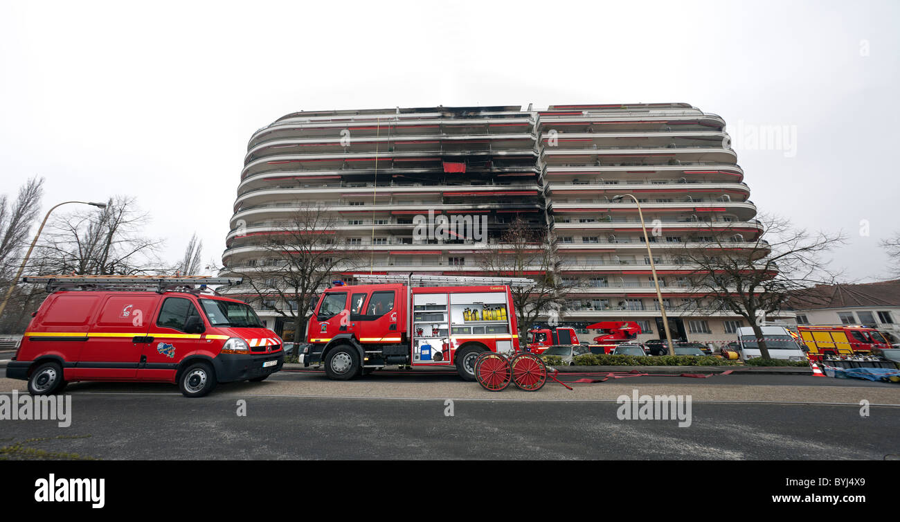 Damage burnt out trucks hi-res stock photography and images - Alamy
