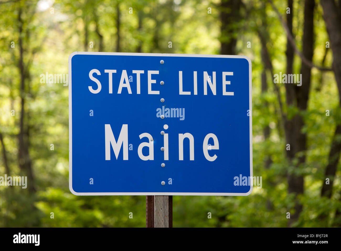 USA, Maine, Road sign marks entrance into Maine along country road in ...