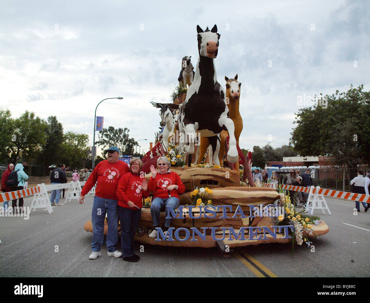 Pasadena rose parade float viewing hi-res stock photography and images ...