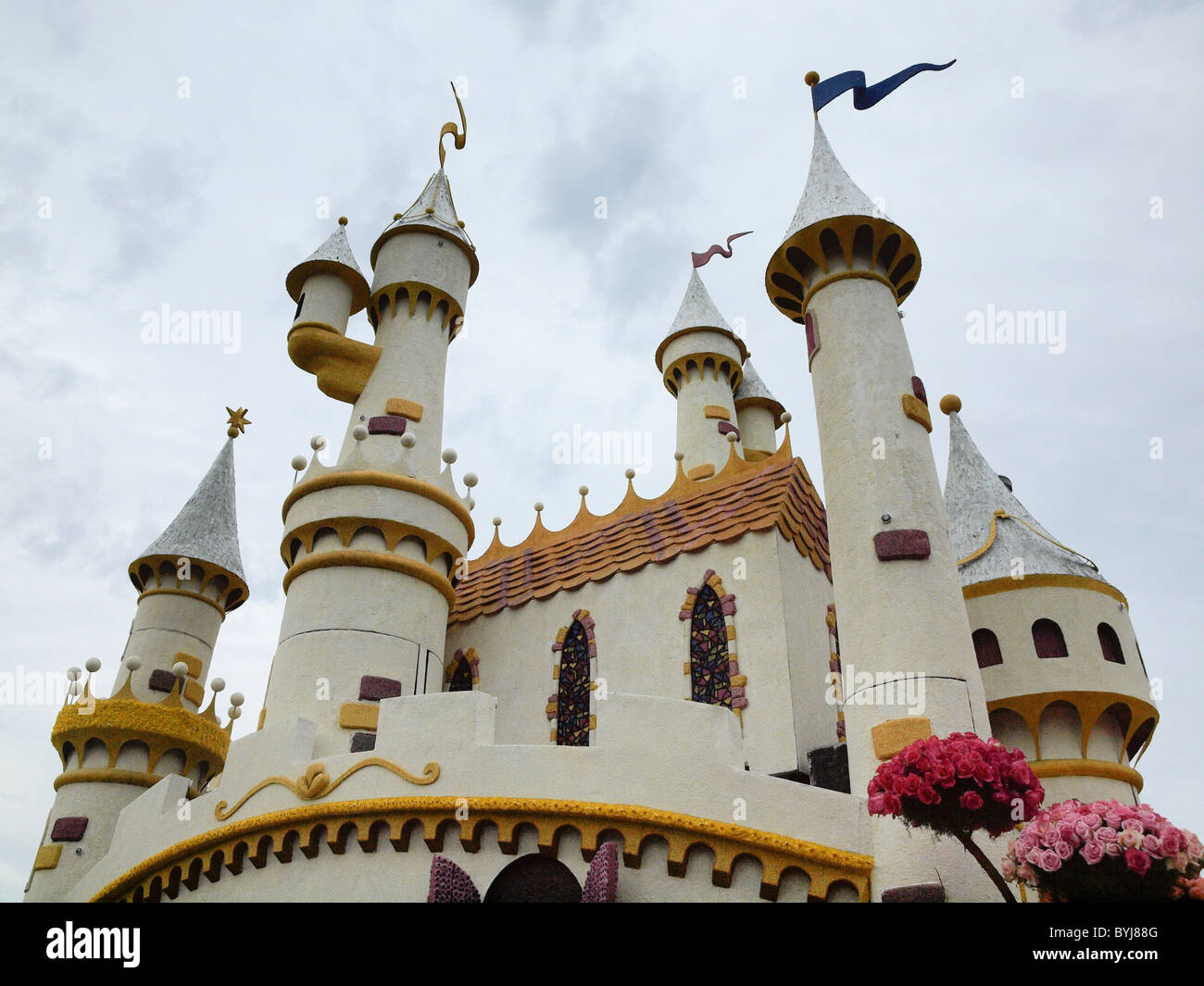 2011 Rose Parade float viewing. "A world of Dreams" sponsored by ...