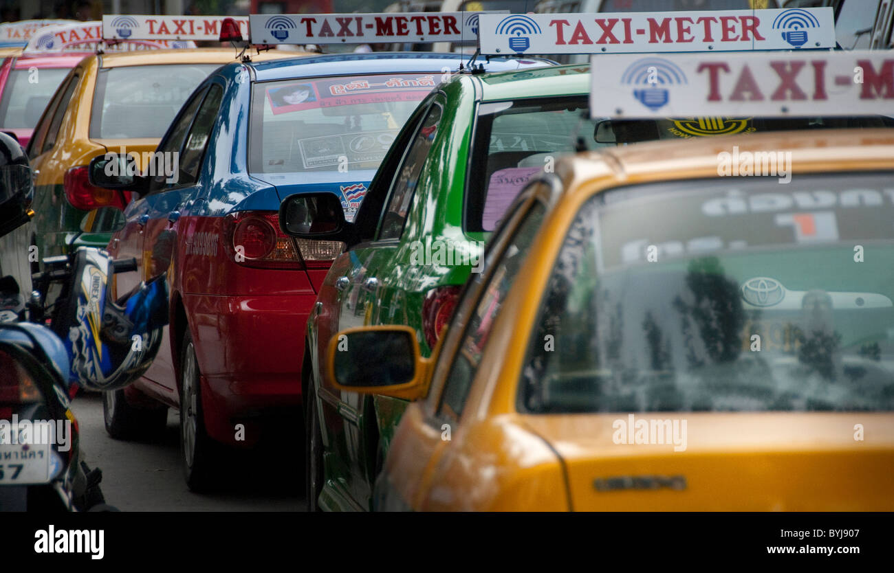 Bangkok taxi queue Stock Photo - Alamy