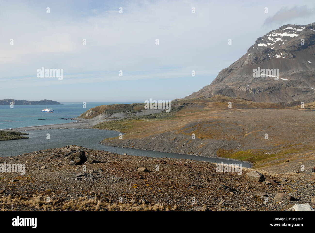 Rocks and lakes hi-res stock photography and images - Alamy