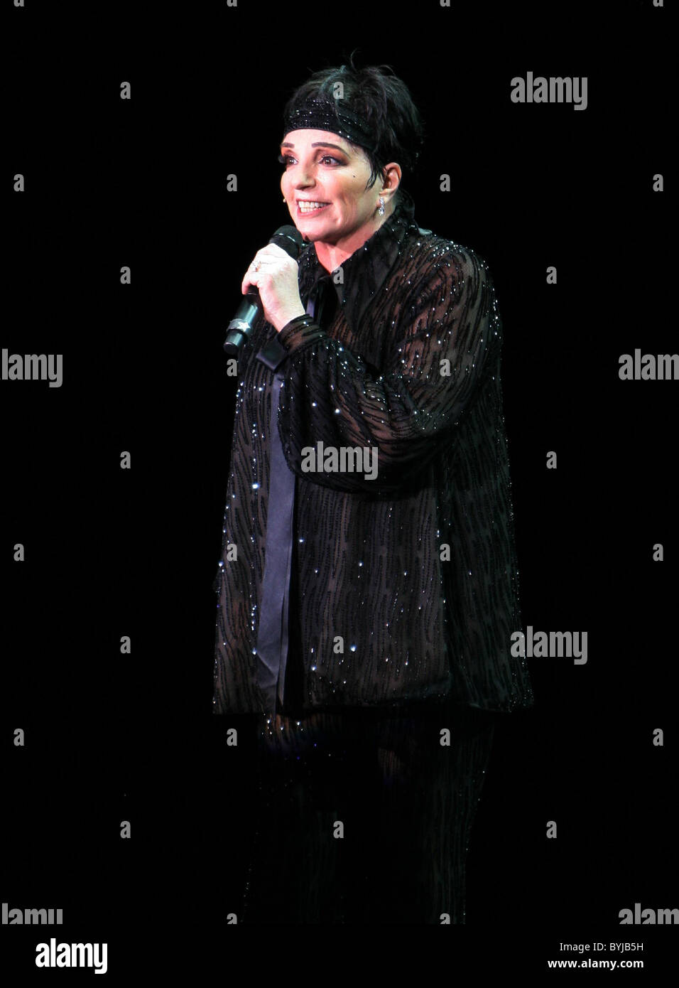 MINNELLI COLLAPSES ON STAGE Veteran singer LIZA MINNELLI has collapsed ...