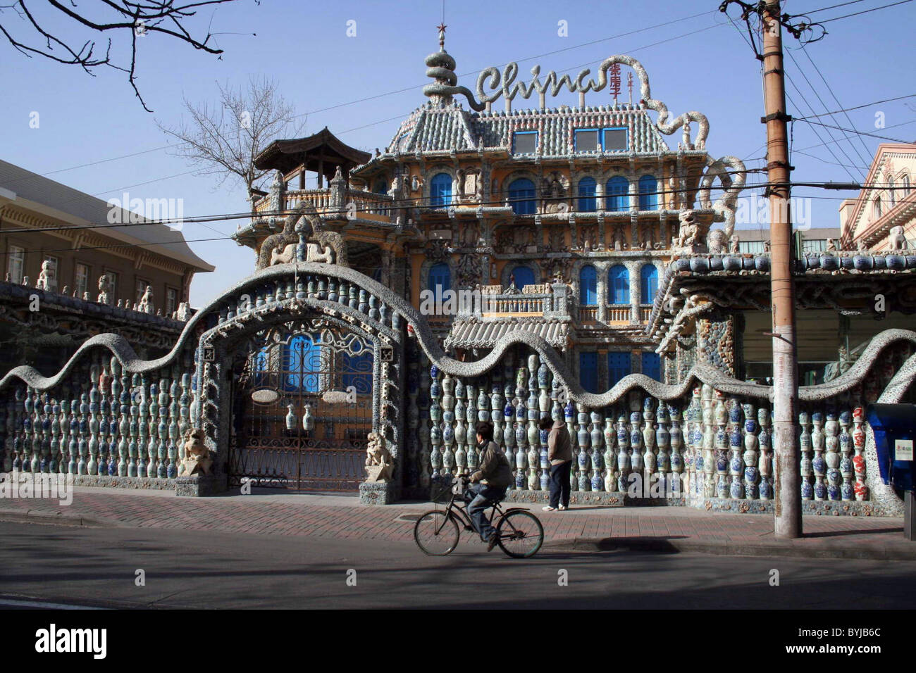 PORCELAIN HOUSE MADE IN CHINA This extravagant house is made from over ...