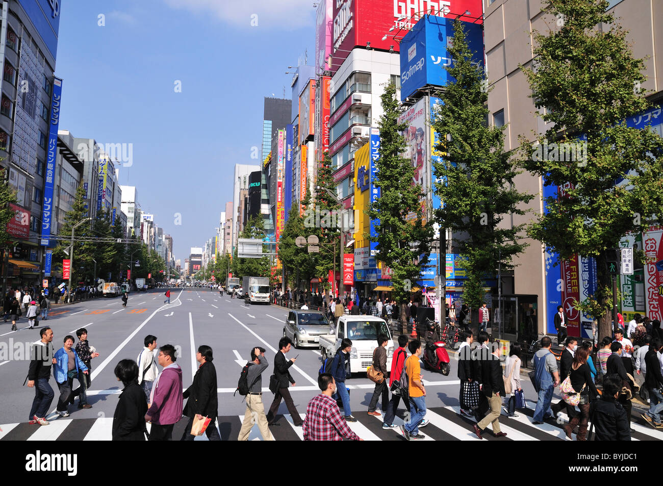 Commuter pedestrians crossing street hi-res stock photography and ...