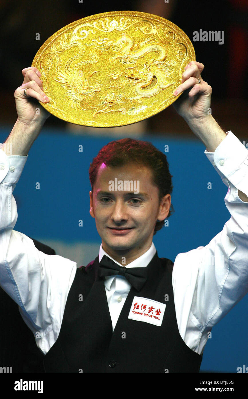 Graeme Dott lifts his trophy for the China Open Snooker Tournament 2007 ...