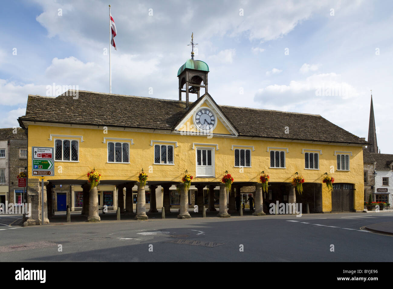 Summer colour on the picturesque old Market Hall, Tetbury, Cotswolds ...