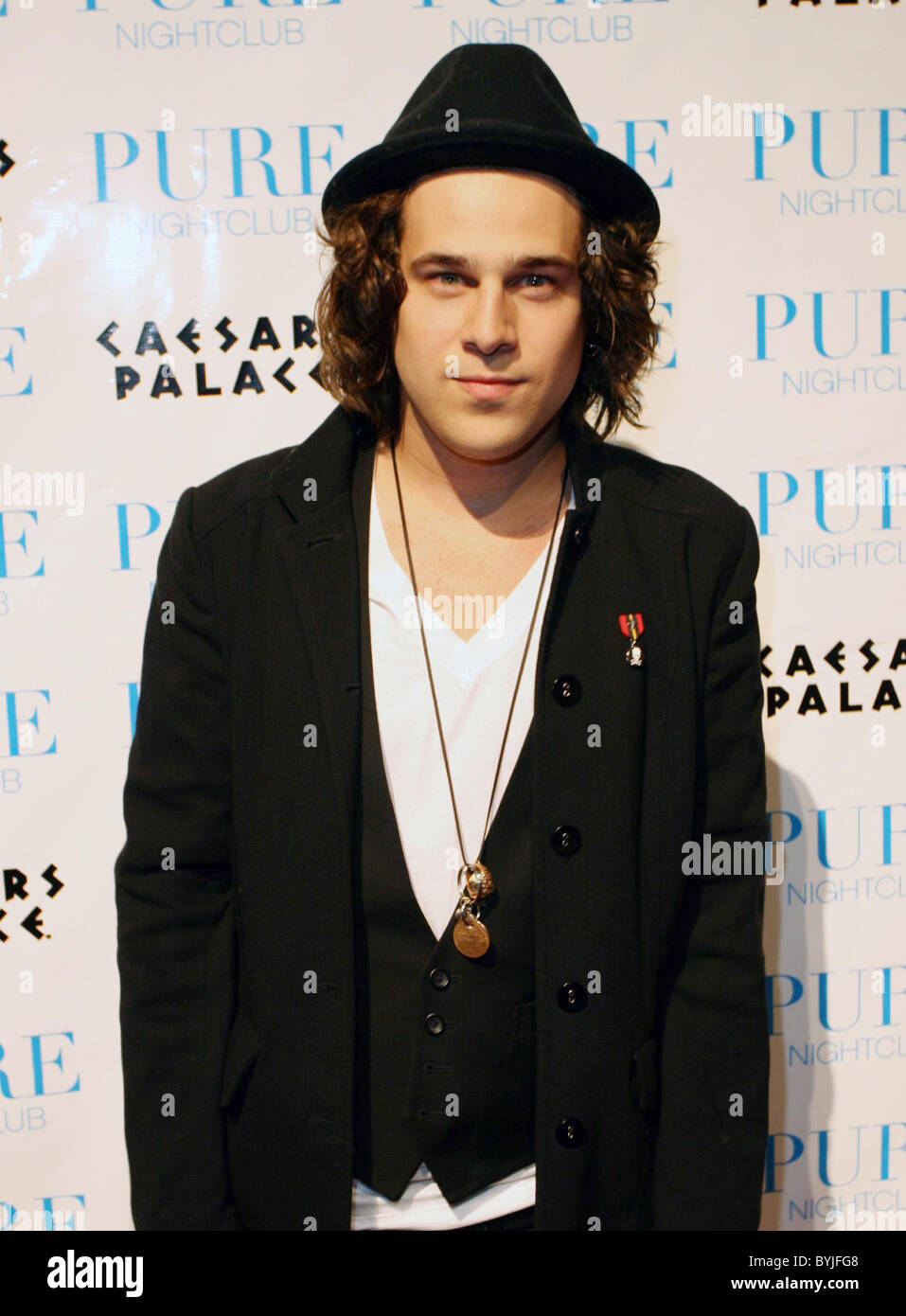 Ryan Cabrera Jamie-Lynn Sigler and Robert Iler celebrate the last ...