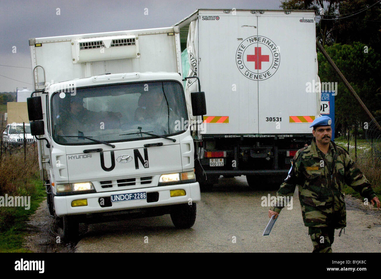 An ICRC track passing an UN armed troops carrier near the Israeli ...