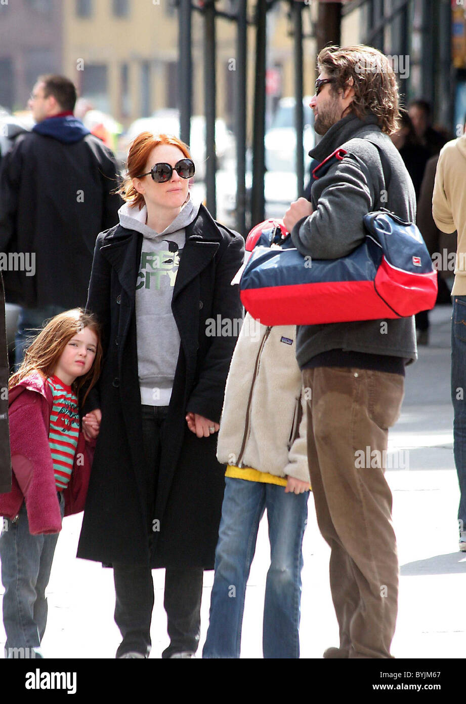 Julianne Moore and husband Bart Freundlich with their children Cal and ...