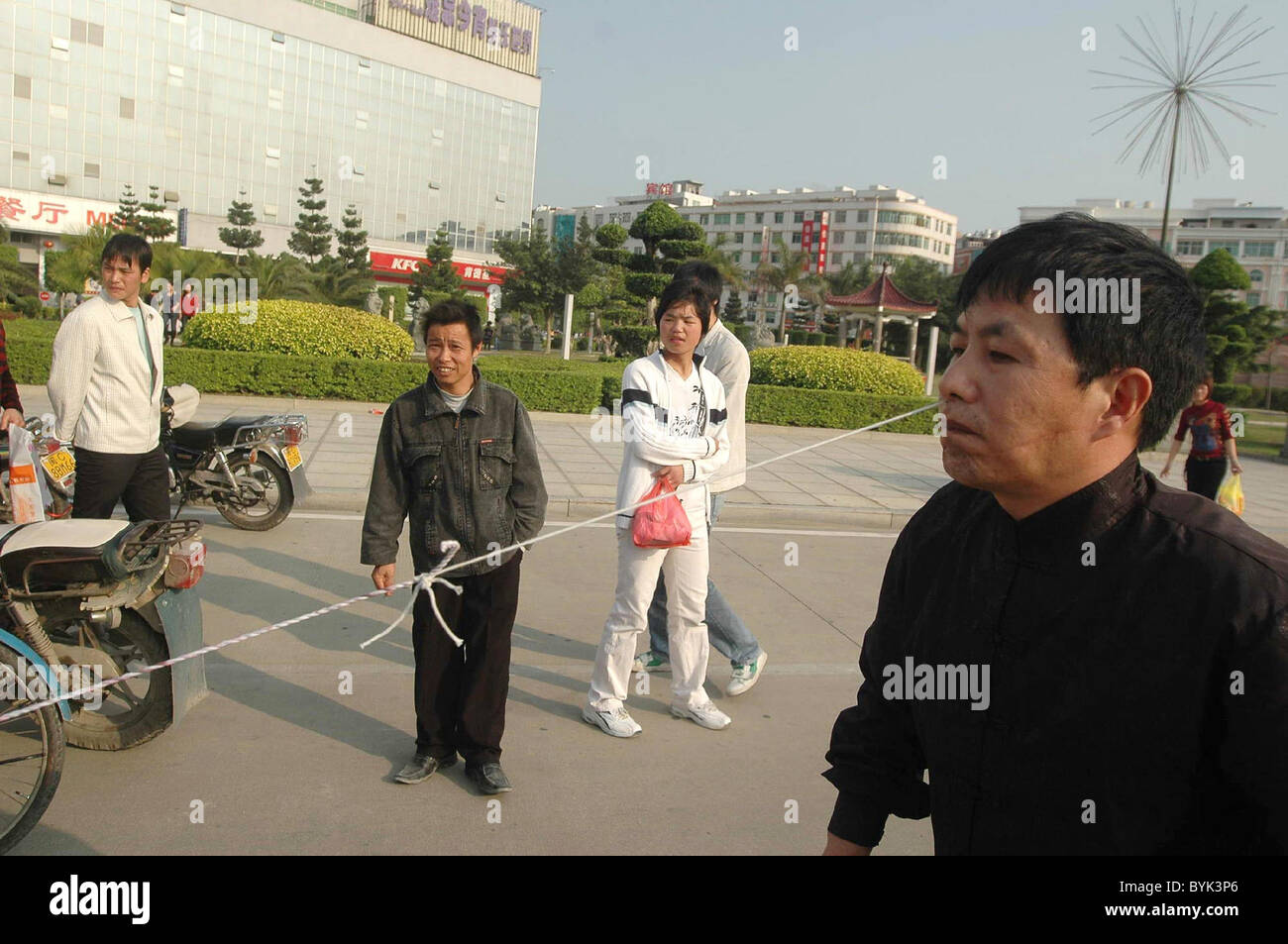 CLUNG FU! These are the amazing pictures of a Chinese man, Mr Fu, from ...