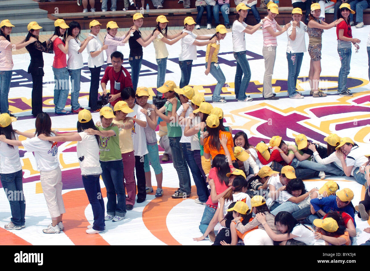 DOMINO EFFECT Hundreds of Chinese workers get up close and personal ...